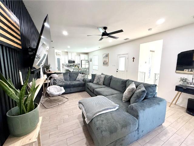 1133 La Esmeralda Drive