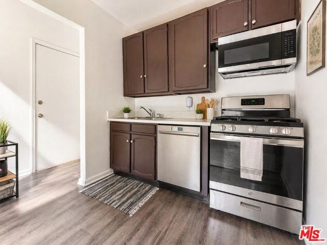 1133 W 36th Place 6