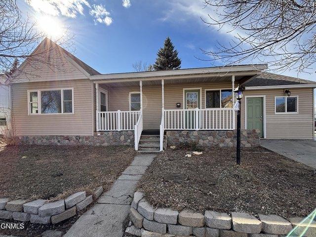 113 3rd Ave NW, Beulah, ND 58523