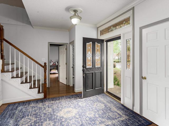 113 E Queensbury Ln
