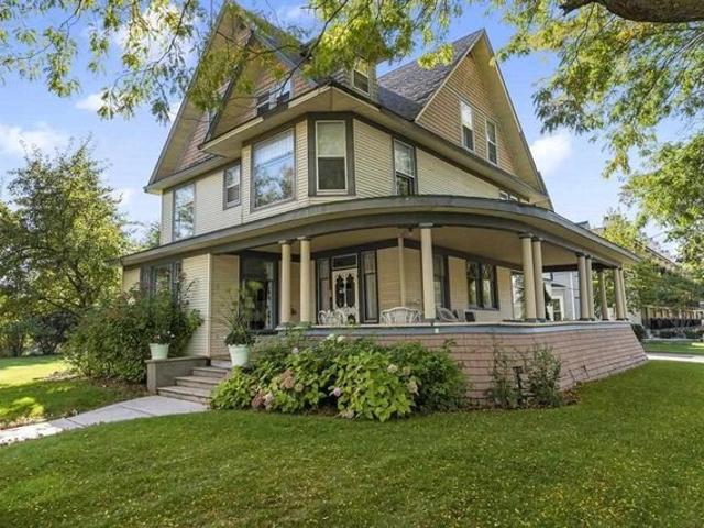 113 Michigan Ave, Charlevoix, MI 49720