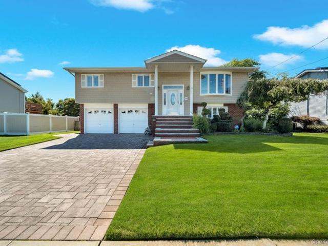 113 N Lewis Ave, Lindenhurst, NY 11757