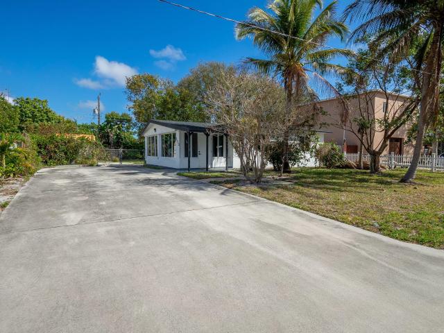 113 SE 8th Ave, Boynton Beach, FL 33435 | MLS #B26013 | Compass