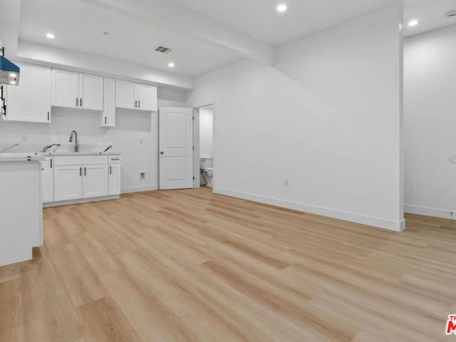 11444 Oxnard Street 1/2