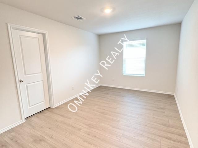 1144 Northfield Dr, 3 beds, 2 full baths