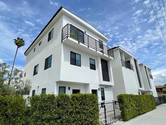 11451 W Victory Blvd, North Hollywood, CA 91606