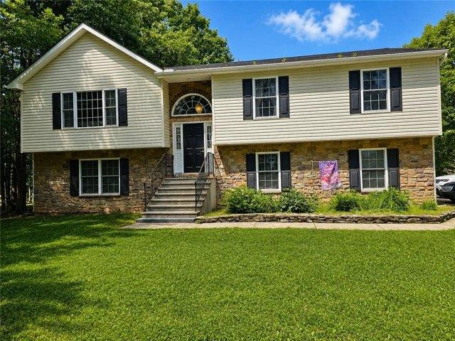 1145 Stagecoach Rd W, Towamensing Township, PA 18235