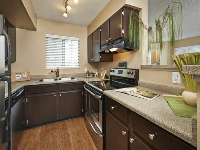 $1145 / 2br 966ft² Move in 04/25/2014 / 24hr Fitness Center /Washer and Dryer