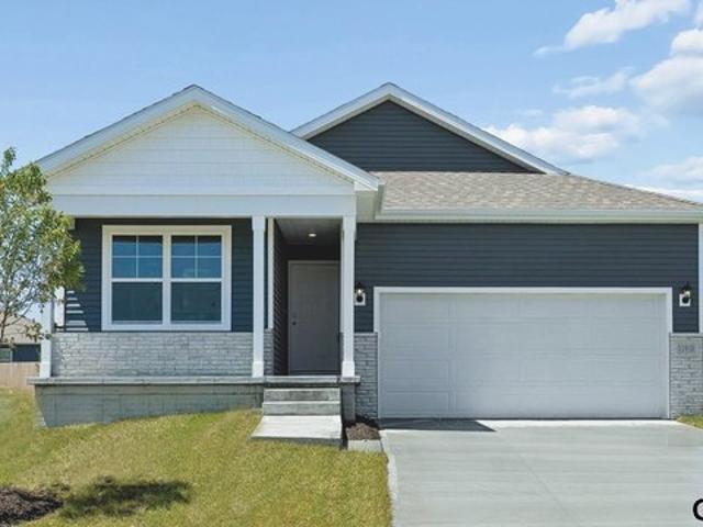 11462 Stony Point Dr, Papillion, NE 68046