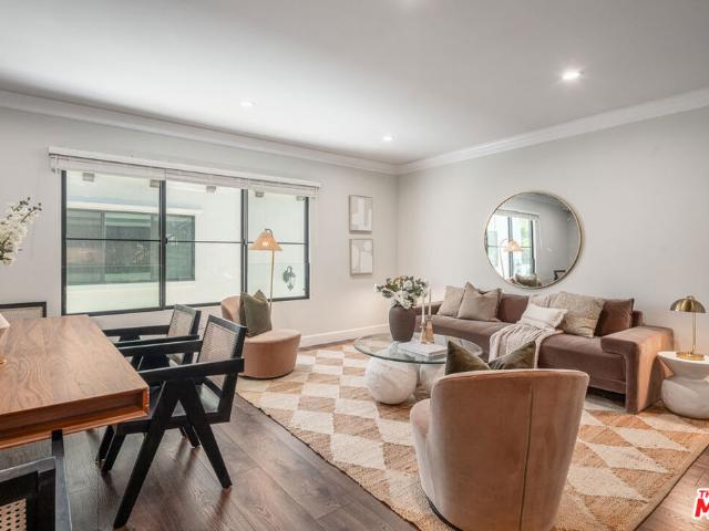 1147 N Beachwood 5