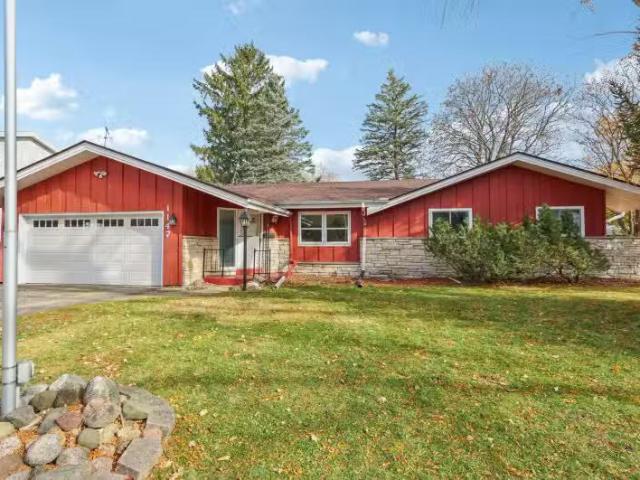 1147 Daisy Ln, Oconomowoc, WI 53066 MLS 1897702