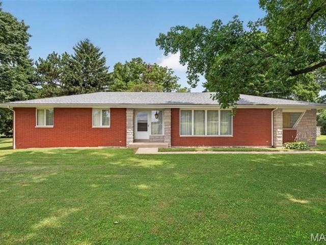 11405 Lake Rd, Highland, IL 62249