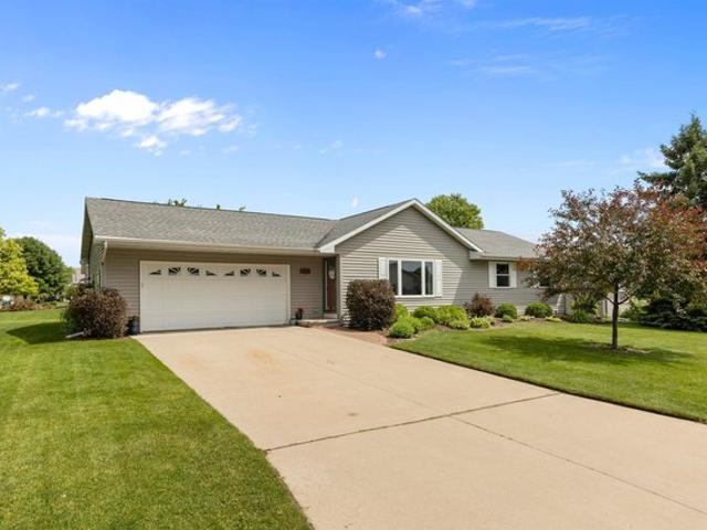 1140 Grassy Plains Dr, Neenah, WI 54956