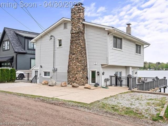 11417 N Shore Dr, Green Oak Township, MI 48189