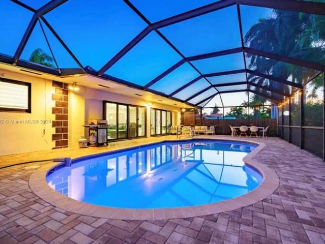 1141 N North Lake Dr, Hollywood, FL 33019