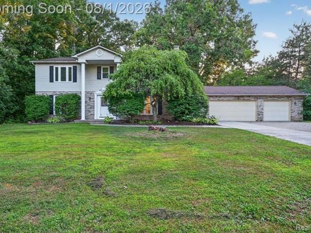 1141 Springborrow Dr, Flint, MI 48532