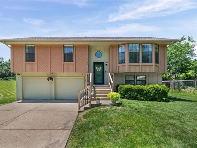 11424 N McGee St, Kansas City, MO 64155