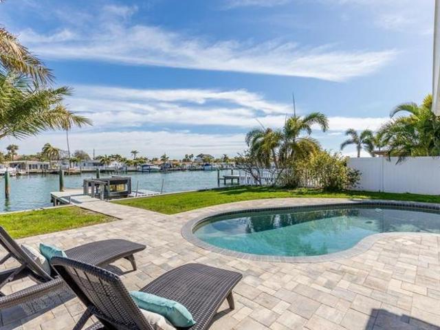 11425 6th St E, Treasure Island, FL 33706