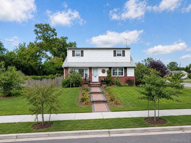 1142 Ferngate Dr, Franklin Square, NY 11010