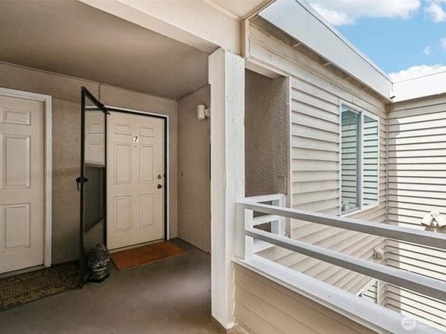 1143 th Pl NE Apt 7, Kirkland, WA 98033
