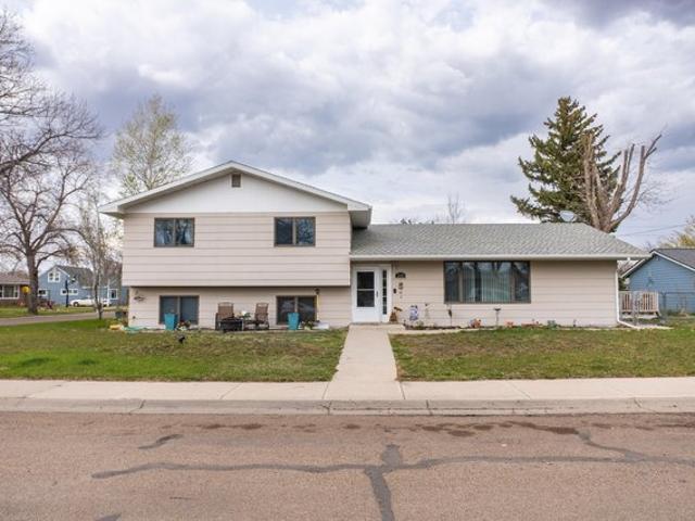 114 12th St W, Chinook, MT 59523