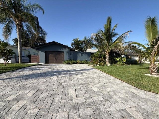114 12th St, Belleair Beach, FL 33786