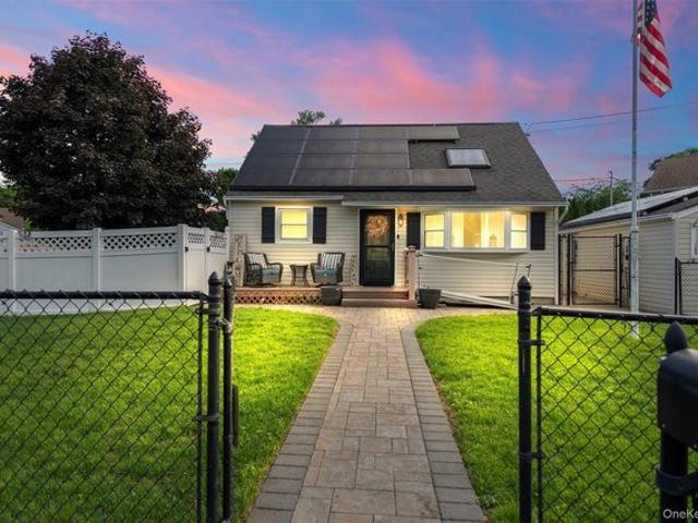 114 5th St, Lindenhurst, NY 11757