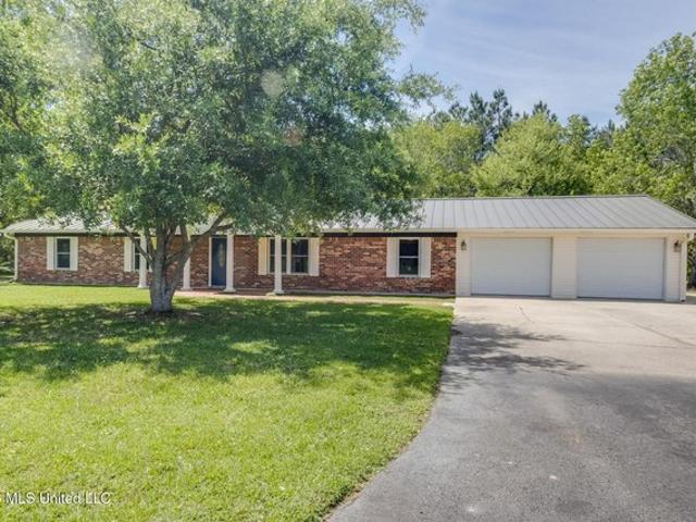 114 Campion Dr, Waveland, MS 39576