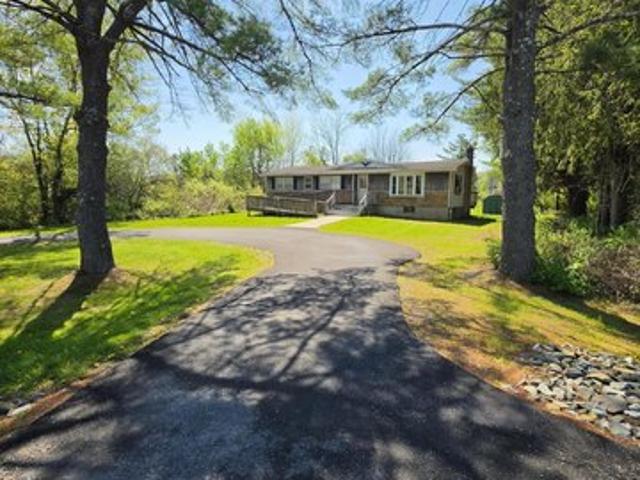 114 Greenview Dr, Brodheadsville, PA 18322