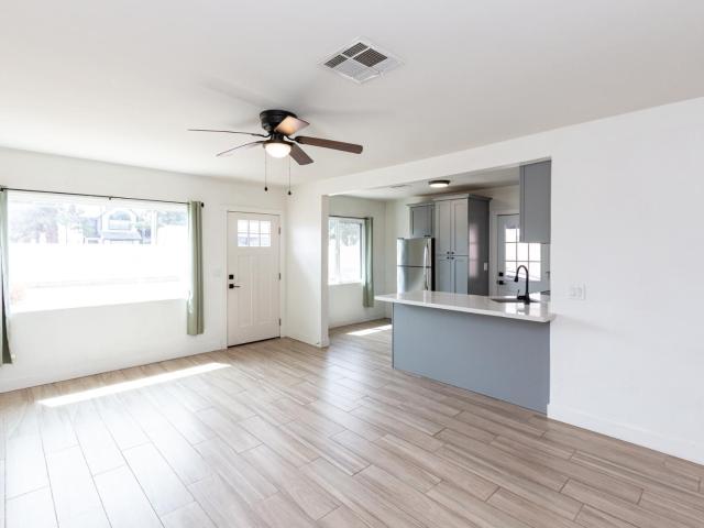 114 E Elliot