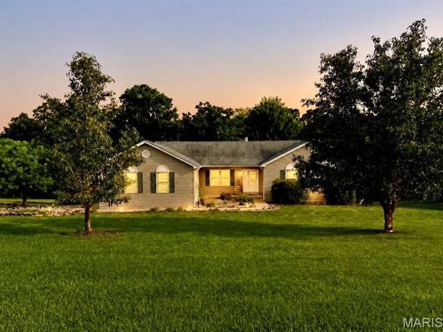114 E Ledge Rock Dr, De Soto, MO 63020