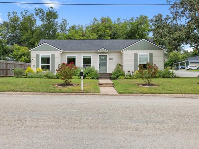 114 E Obryant St, Bellville, TX 77418