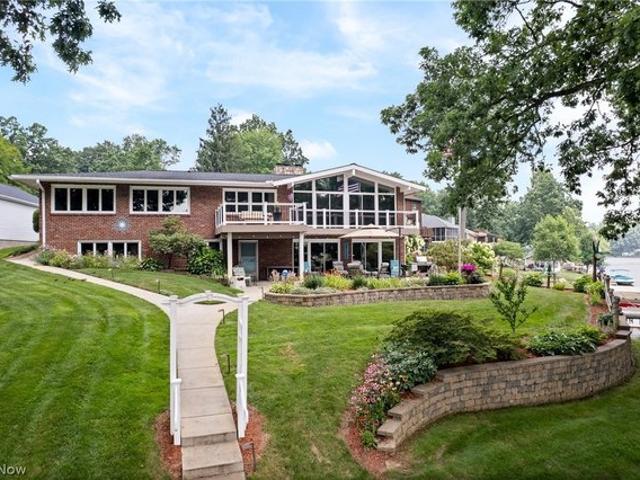 114 Lake Front Dr, Green, OH 44319