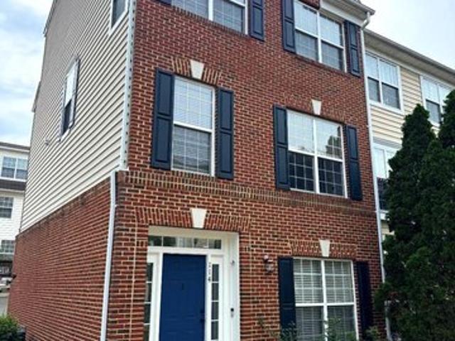 114 Meadows Ln, Alexandria, VA 22304