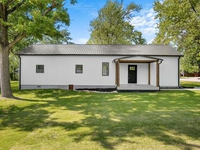 114 S 3rd St, Marshall, IL 62441