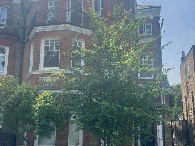 114 Palace Road, London SW2 2 bed flat to rent £1,900 pcm £438 pw