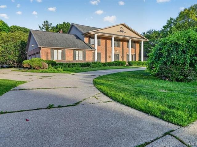 11549 Kings Coach Rd, Grand Blanc, MI 48439