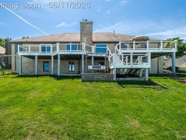 1154 Lake Valley Dr, Fenton, MI 48430