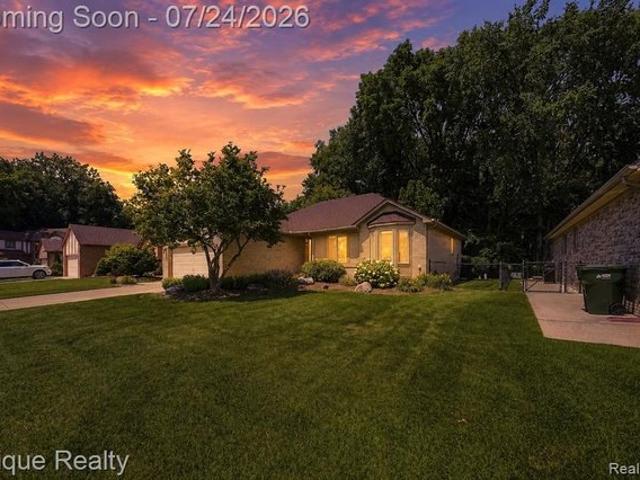 11551 Creekside Ct, Sterling Heights, MI 48312