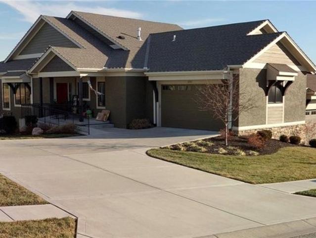11551 S Waterford Dr, Olathe, KS 66061