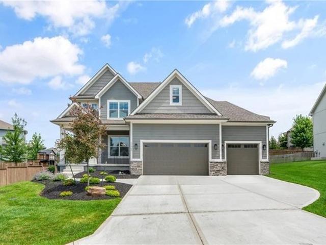 11563 S Montclaire Dr, Olathe, KS 66061