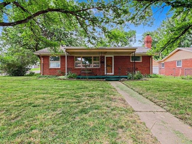 1156 N Lakeview Dr, Derby, KS 67037