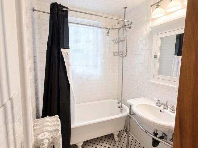 1157/1159 Dayton Ave, Saint Paul, MN 55104 Duplex 3 Bedroom Apartment for Rent at 1157 Dayton Ave, St. Paul, MN 55104 Lexington Hamline South