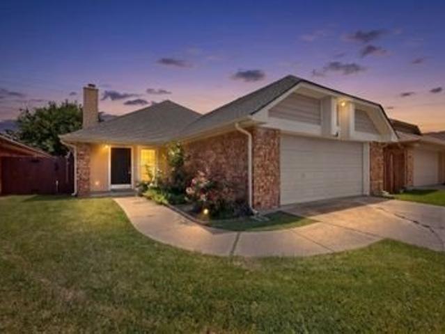 1157 Meadow Park Ln, Grand Prairie, TX 75052