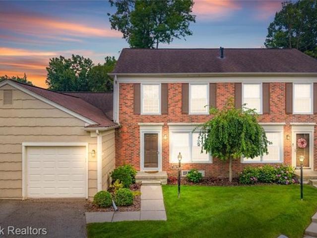 1157 Pine Ridge Ct, Rochester Hills, MI 48306