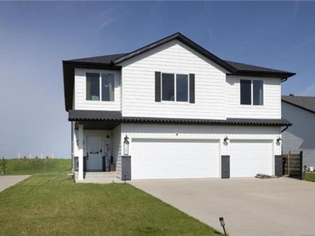 1150 Albert Ct W, West Fargo, ND 58078