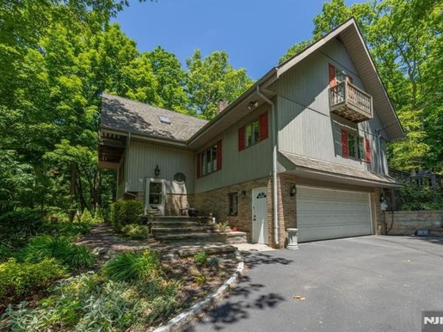 1150 Lakeside Dr E, Vernon, NJ 07422