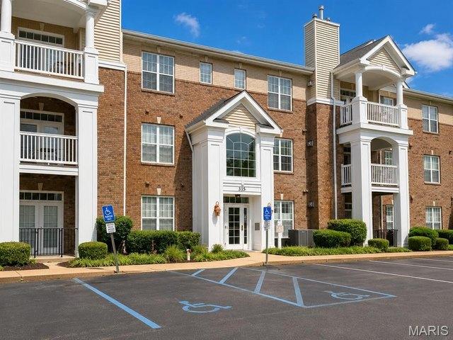 1151 Mill Crossing Dr Apt 202, Creve Coeur, MO 63141