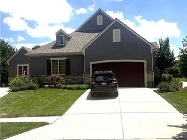 11525 S Lakecrest Dr, Olathe, KS 66061