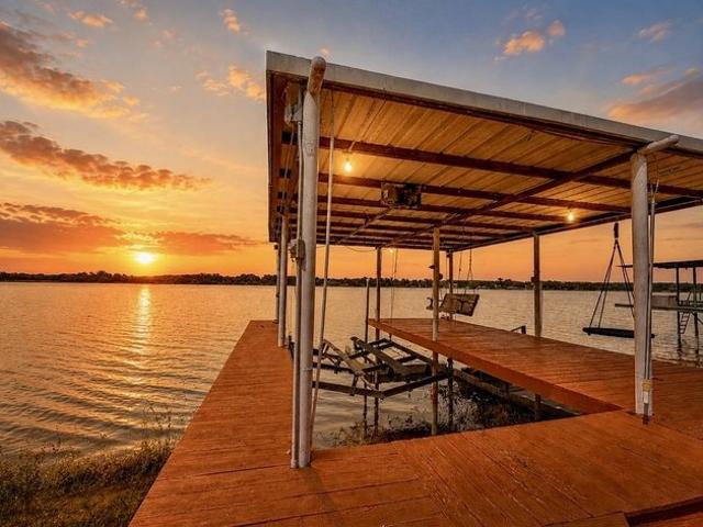 1152 W Lake Dr, Weatherford, TX 76087